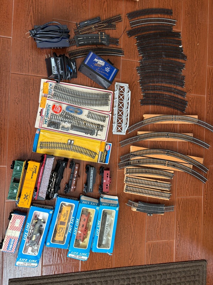 Vintage TYCO Train Set HO Scale Trains, Tracks Many Pieces | eBay
