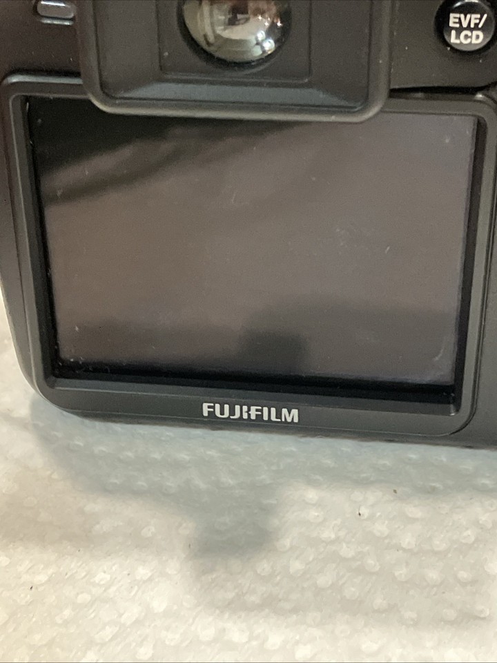 Fuji Finepix S700 7.1MP Digital Camera W Carrying Case, SD Card, Lens ...