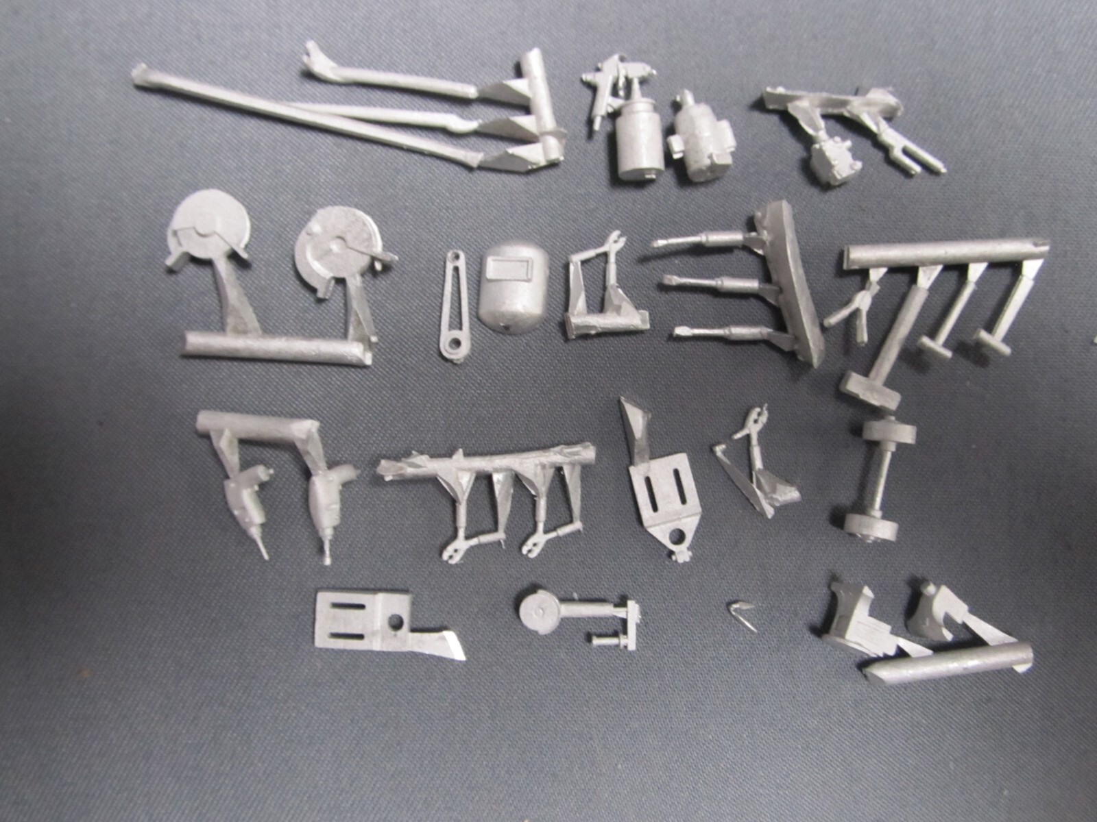 Kit Form Services 245/TQ164 Workshop,Bench tools, 1/25th Scale w ...