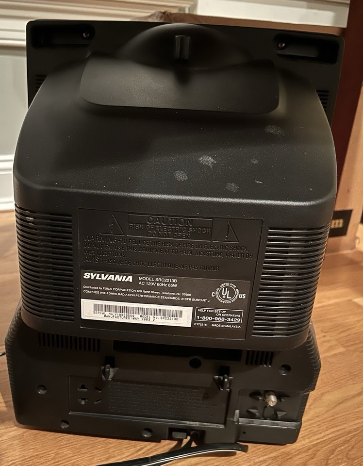 Sylvania 13" SSC2213B VHS VCR Combo TV CRT Gaming VHS Turns Off Read ...