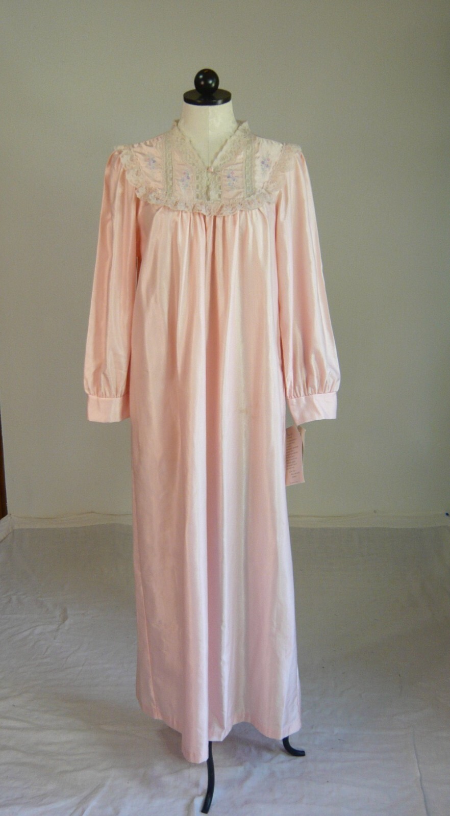 BARBIZON vintage 80s peach satin GRANNY GOWN lace + e… - Gem