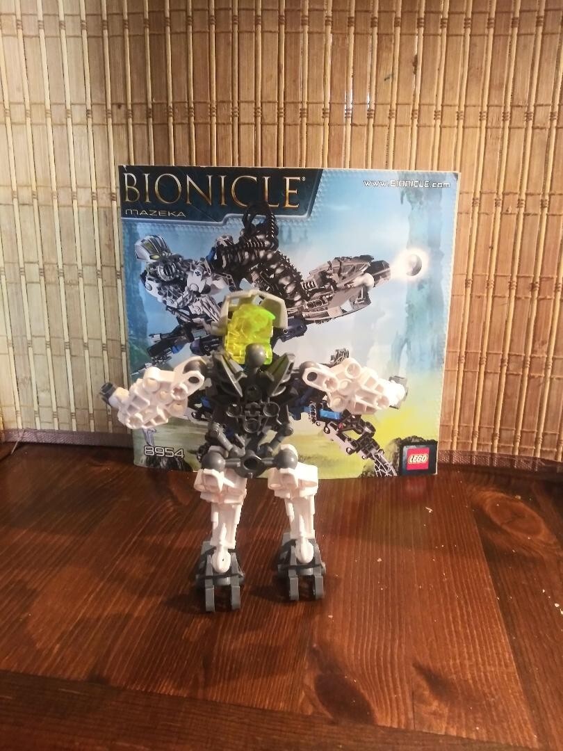 Lego Bionicle Mazeka (8954) Figure w/ Manual, box bullets no swamp ...