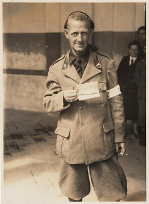 WORLD WAR ll ~ ITALIAN Milizia (MVSN) MEDIC HOLDS HERO MEDAL | eBay