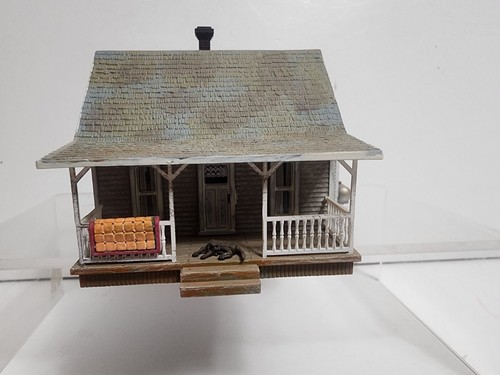 HO Scale single story weathered farm house with front porch & details ...
