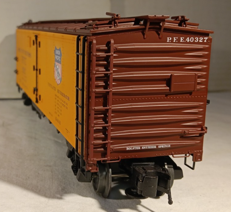Atlas 8513-16 Pacific Fruit Express (PFE) Steel Reefer #40327 3 rail | eBay