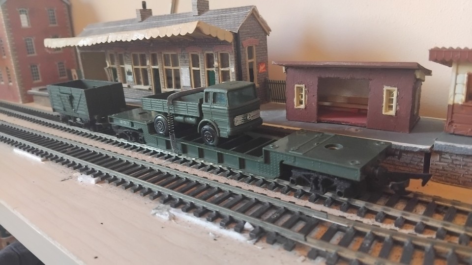 OO gauge Tri-ang WD Well wagon with Lorry Load + Drop Side Mineral ...