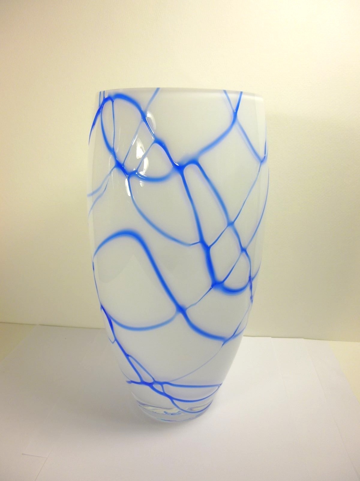VINTAGE HANDBLOWN VASE BLUE SPIDER WEB INCASED WHITE DECOR ART GLASS 12 ...