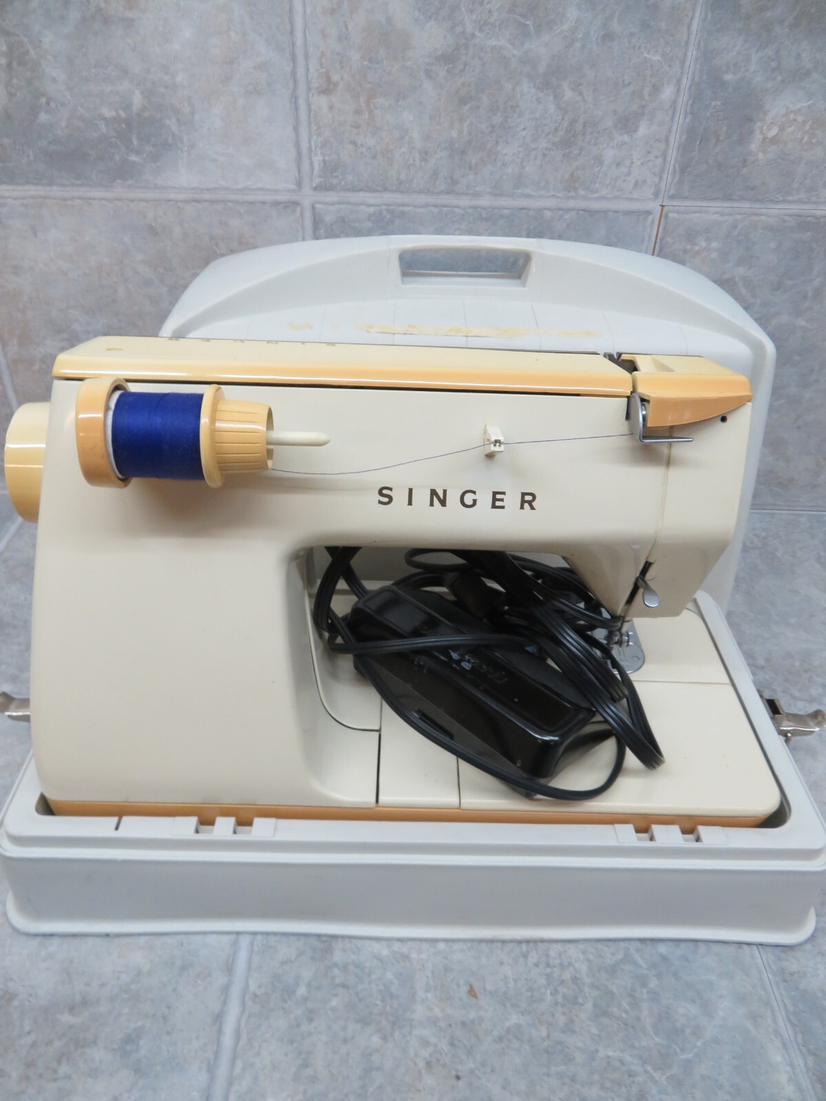 Singer Touch Tronic 2005 Free Arm Sewing Machine, with thread and pedal ...