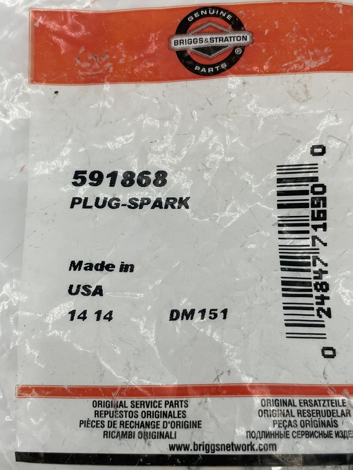 Briggs & Stratton Genuine Part 591868 Spark Plug Lawn & Garden Made In ...