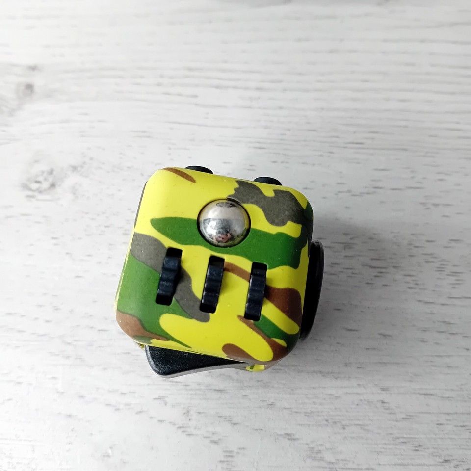 FIDGET CUBE CAMO COLOUR IN CASE - GREAT CONDITION | eBay