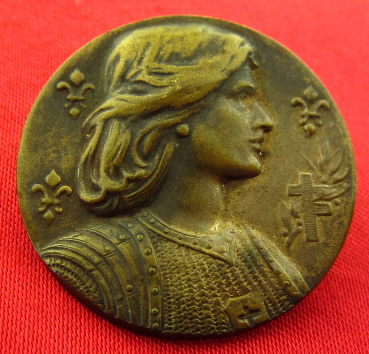 Vintage SAINT JOAN OF ARC Pin Brooch RELIGIOUS CATHOLIC Metal Pin FLEUR ...