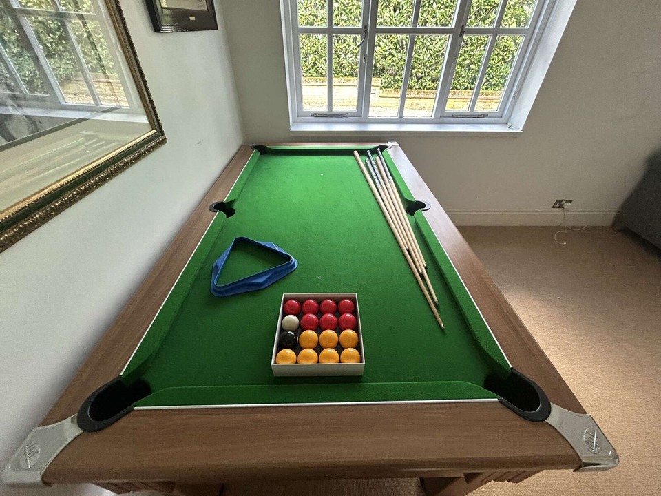 DPT 190cm x130cm Green felt Pool Table with Accessories, cues, balls ...