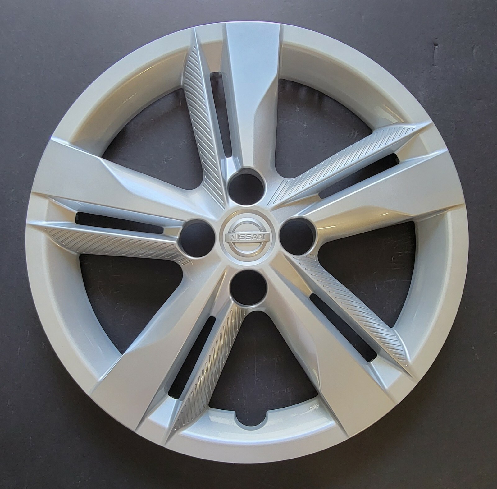 One Wheel Cover Hubcap 2018-2019 Nissan Kicks 16" Silver OEM # 40315 ...