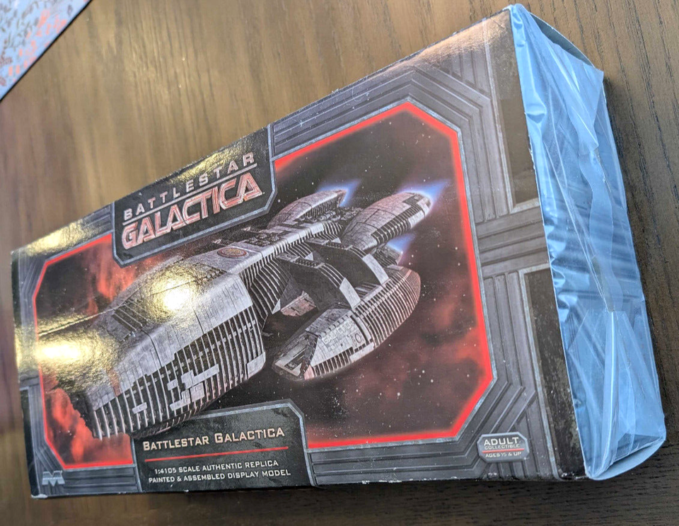 Moebius Models Finished Battlestar Galactica 1:4105 Scale Model Factory ...