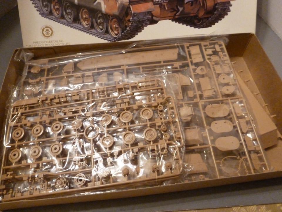 TAMIYA 1/35 BRADLEY FIGHTING VEHICLE #35131 | eBay