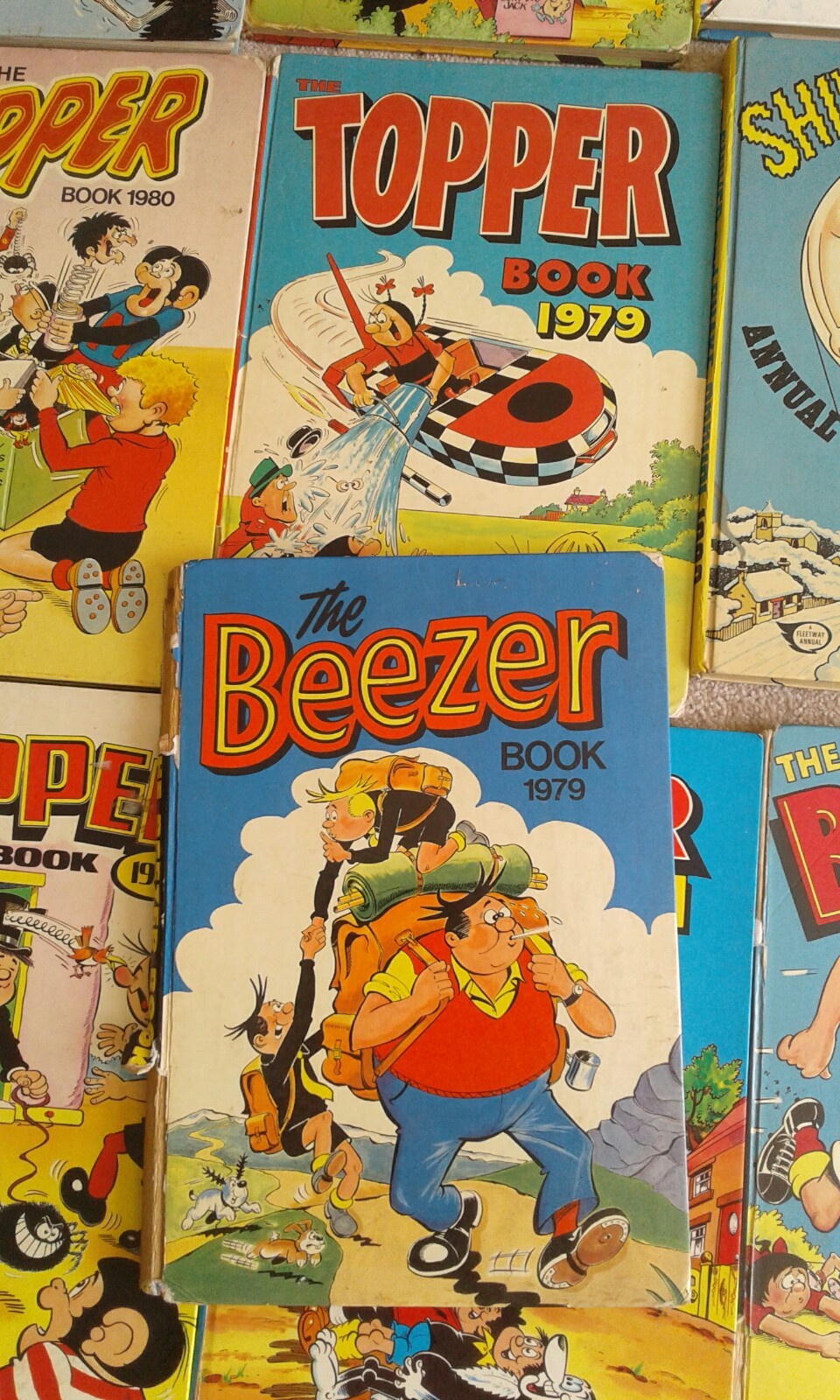 28 annuals dandy , beano , whizzer n chips ,topper , beezer ,sparky ...