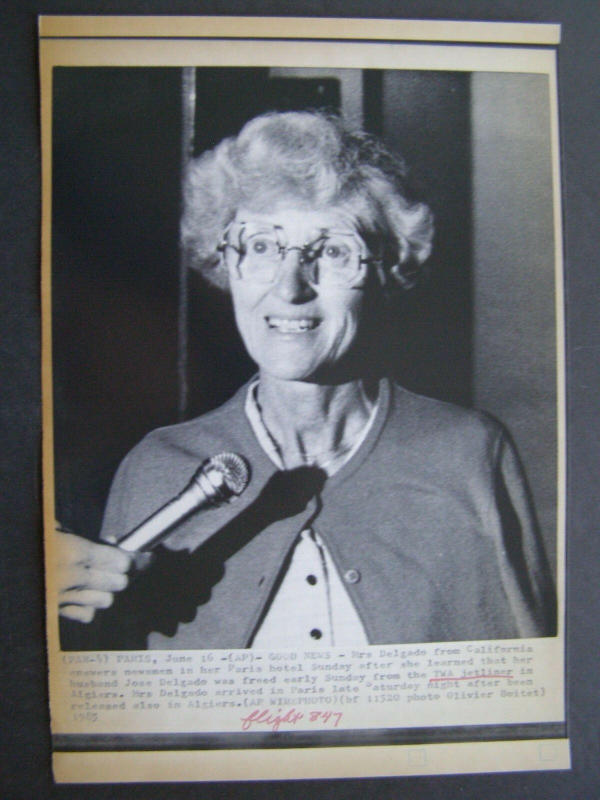 AP Wire Press Photo 1985 TWA Flight 847 Mrs. Delgado Speaks to Newsman ...