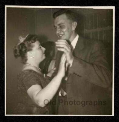 HOUSE PARTY HAPPY COUPLE DANCING DIM LIT ROOM OLD/VINTAGE PHOTO- N344 ...