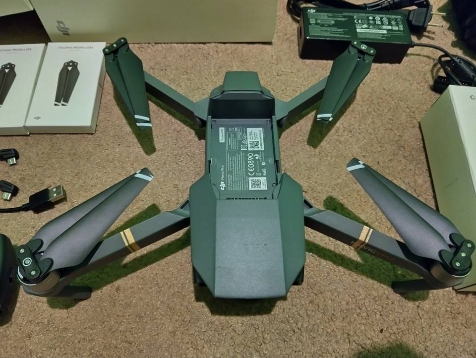 DJI Mavic Pro M1P Drone Quadcopter w / Remote and Accessories ...