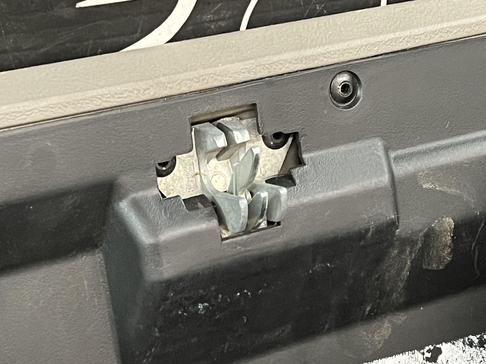 02-06 CHEVY AVALANCHE 1500 DASH GLOVE BOX STORAGE COMPARTMENT GRAY ...