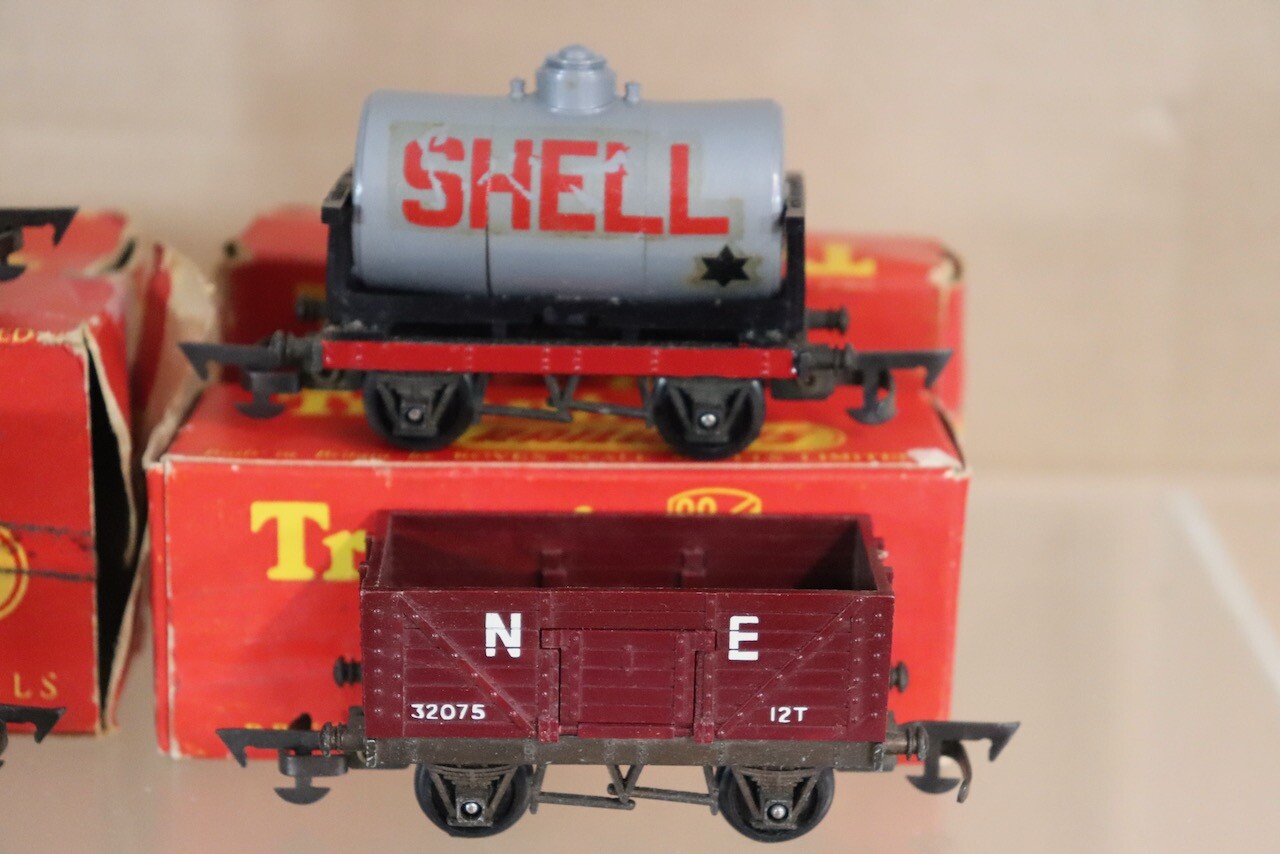 TRIANG R12 R13 R16 RAKE of 4 BR SHELL BP TANK NE OPEN & BRAKE VAN WAGON ...