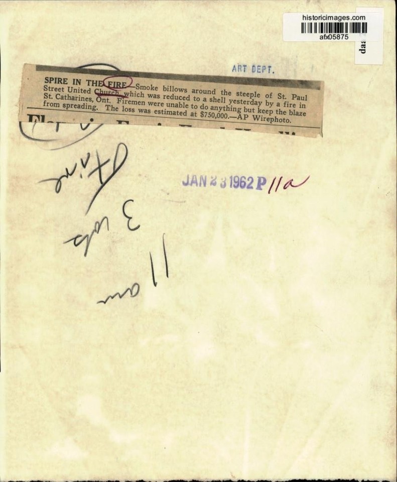 1962 Press Photo Smoke billows around St. Paul Street United Church in ...