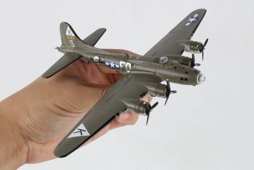 Postage Stamp Boeing B-17 Flying Fortress "YE OLDE PUB" 1:155 Model ...
