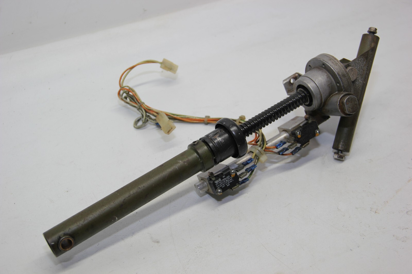 Cessna 152 Flap Actuator & Switch Bar Assembly, P/N: C301002-0113 / ...