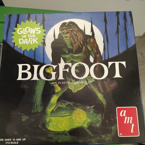 AMT 692 Snap Together Glow in the Dark Bigfoot Model Kit open box ...