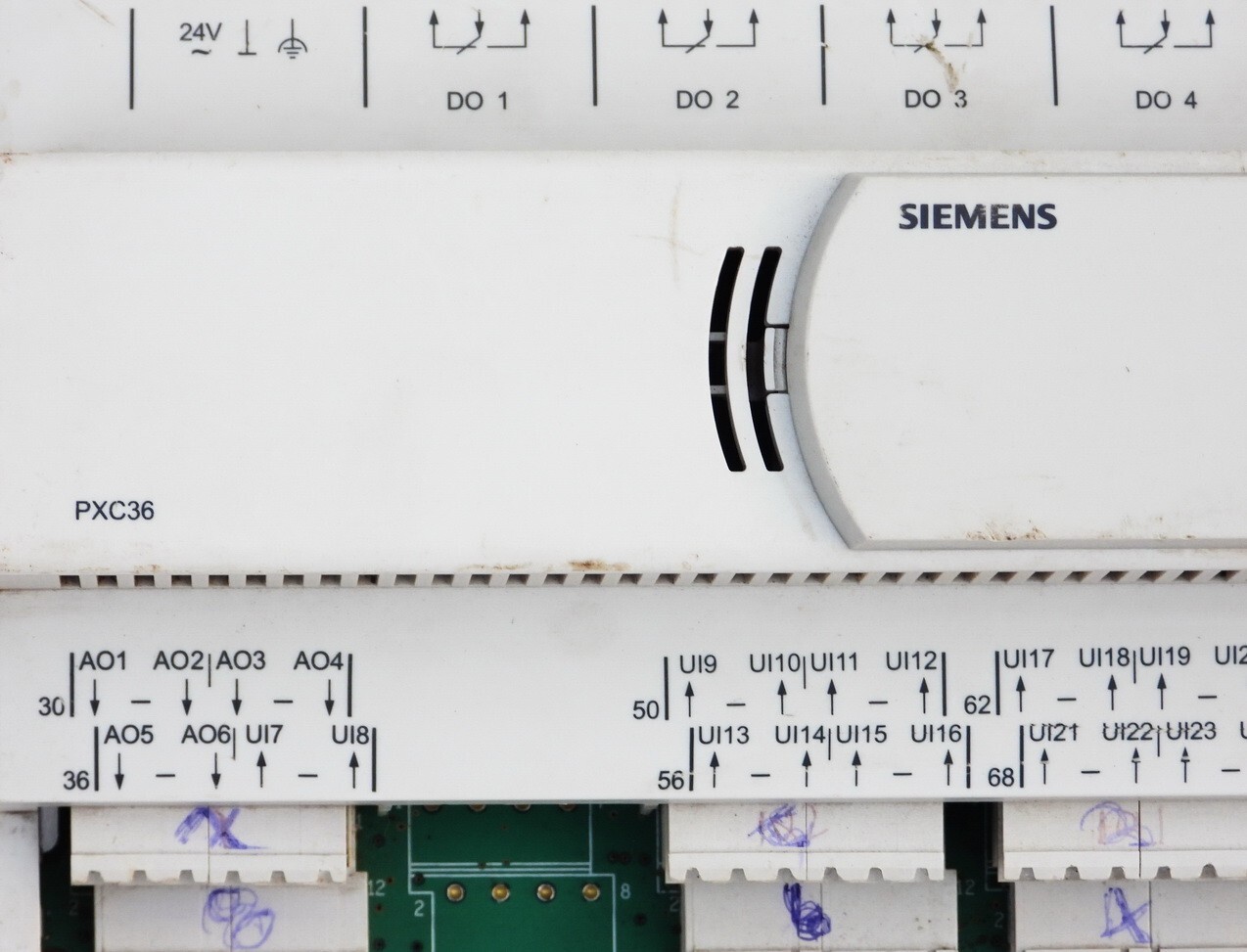 SIEMENS MODEL PXC36.D AUTOMATION STATION WITH 36 DATA POINT LON ...