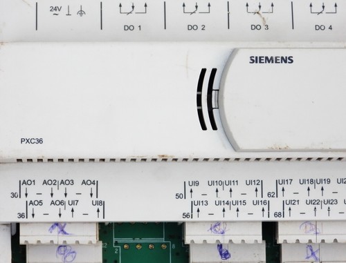 SIEMENS MODEL PXC36.D AUTOMATION STATION WITH 36 DATA POINT LON ...