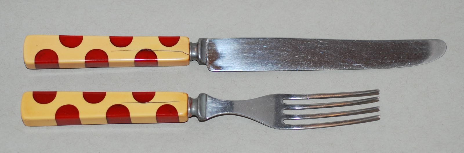 VINTAGE BAKELITE FLATWARE DINNERWARE KNIFE & FORK YELLOW & RED HALF DOT ...