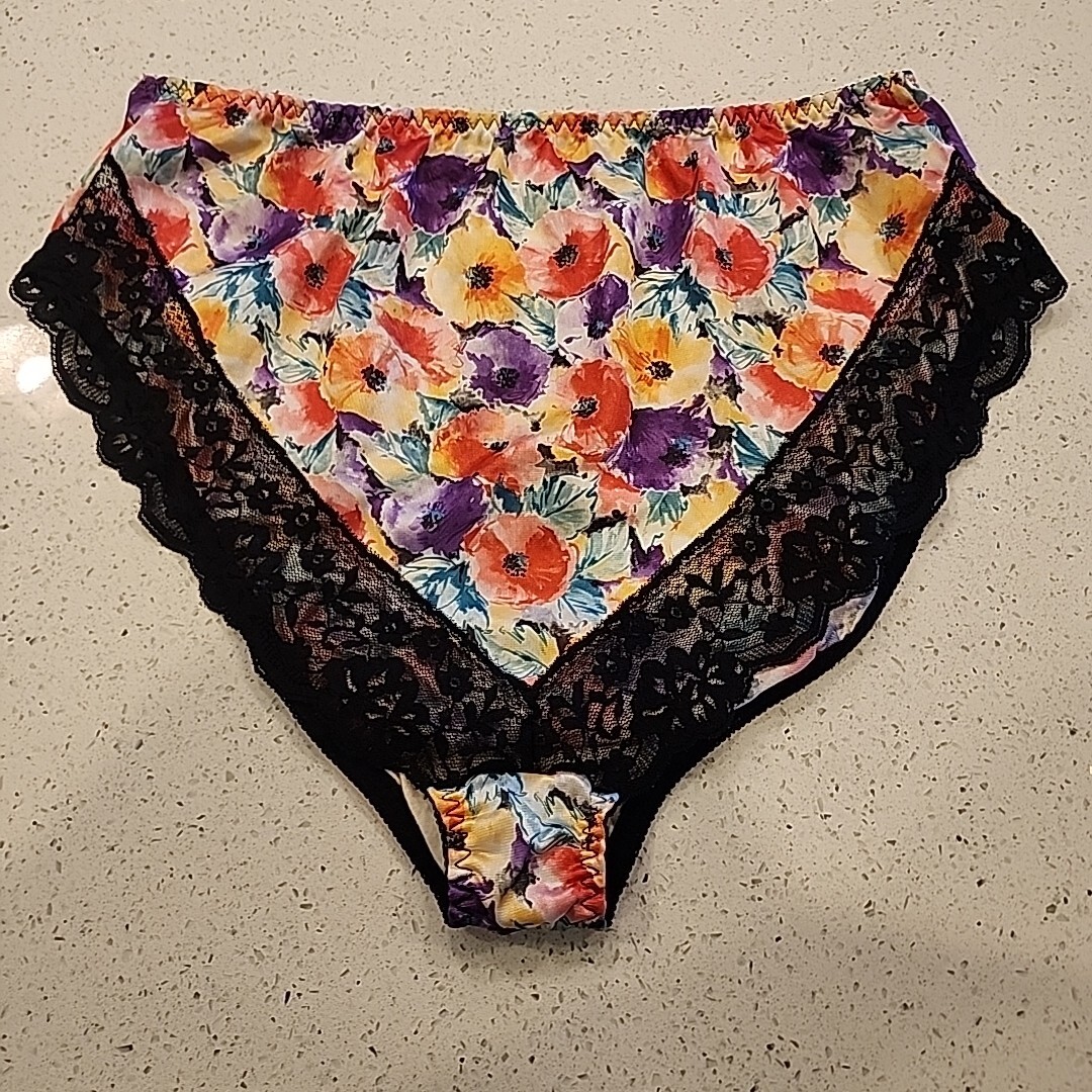 Vintage High Rise Underwear Briefs Size 9 Floral Blac… - Gem