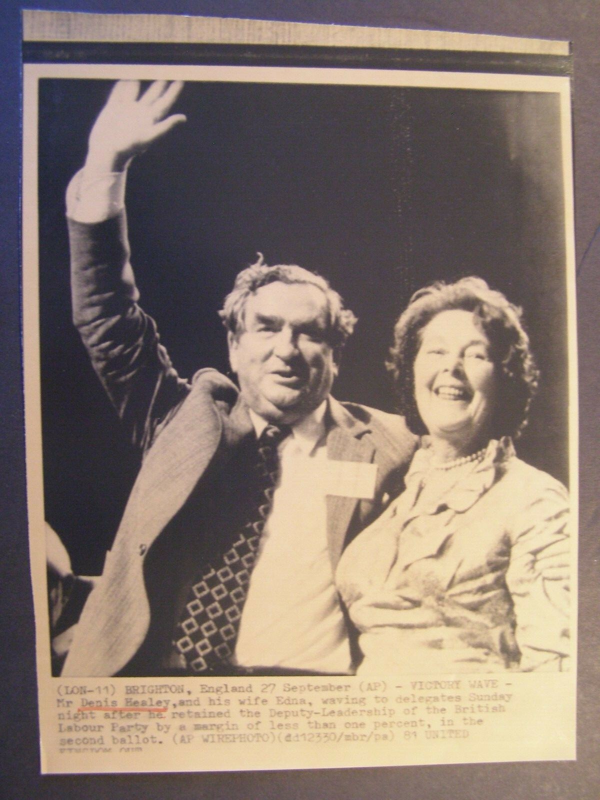 AP Wire Press Photo 1981 Denis Healey & wife Edna victory wave Brighton ...