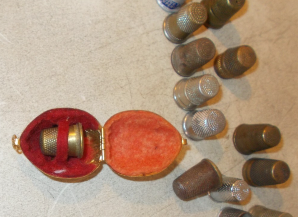 19 Vintage LOT METAL Plastic ADVERTISING Sewing THIMBLES WALNUT THIMBLE ...