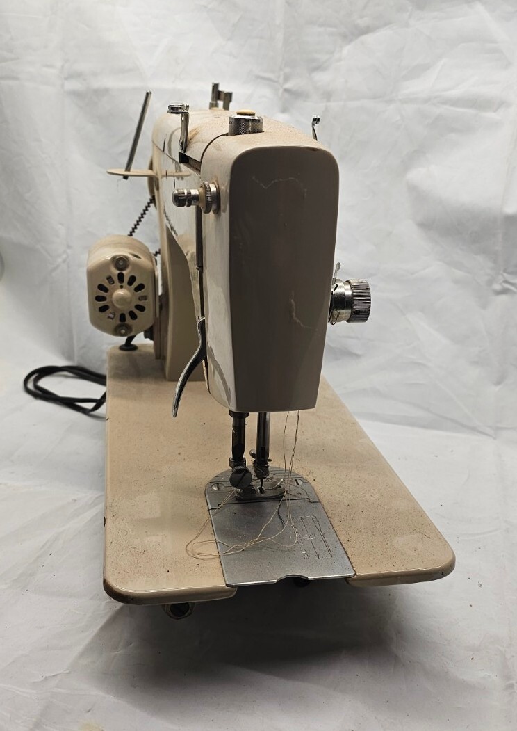 SIGNATURE / MONTGOMERY WARD - Vintage - Sewing Machine (Model UHT J260F ...
