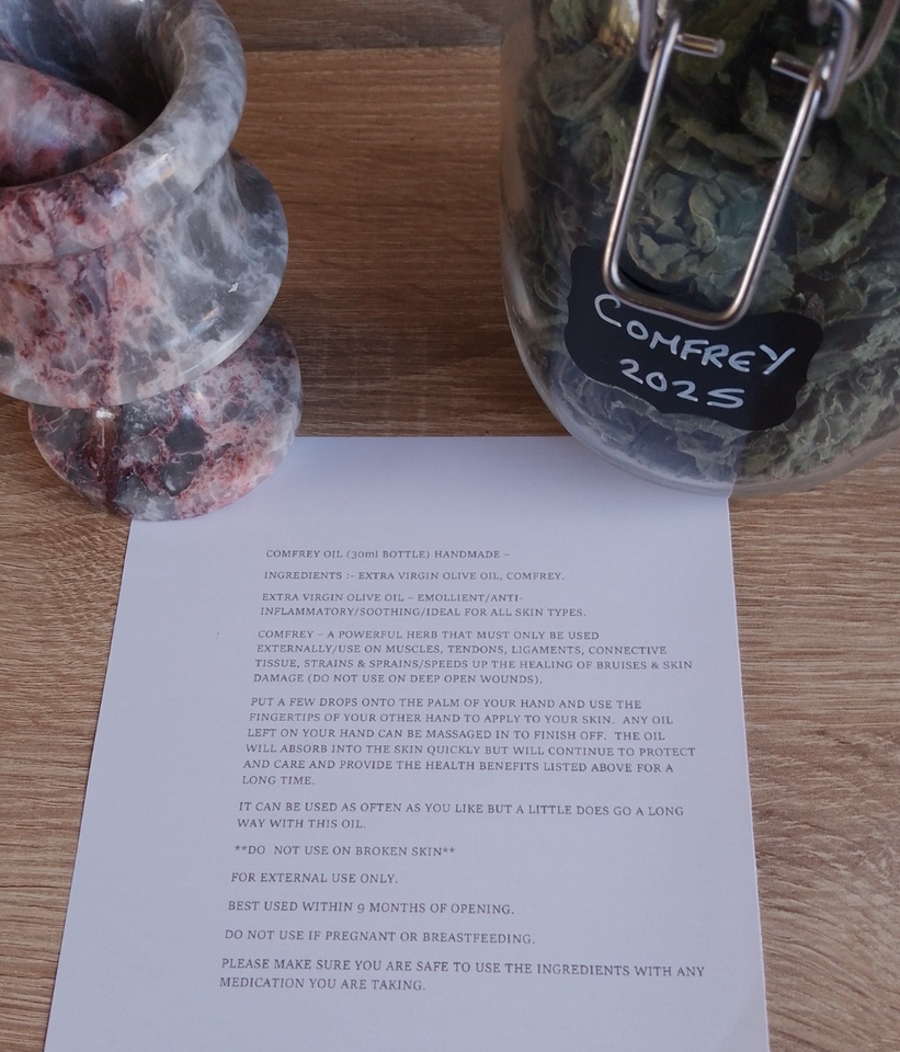 COMFREY OIL. INFLAMMATION. STRAINS. SPRAINS. MUSCLES. TENDONS. U.K ...