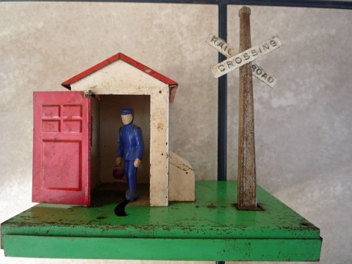 VINTAGE LIONEL TRAINS GATE WATCHMAN (SIGNAL) IN GATE WATCHMAN HOUSE ALL ...