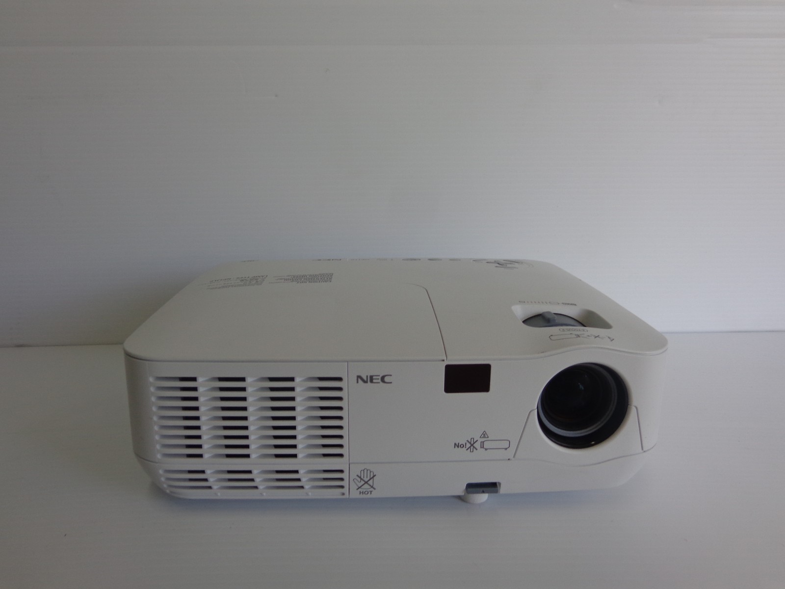 NEC DLP LCD Projector HD NP110 2200 ANSI Lumens Only 128 Hours on the ...