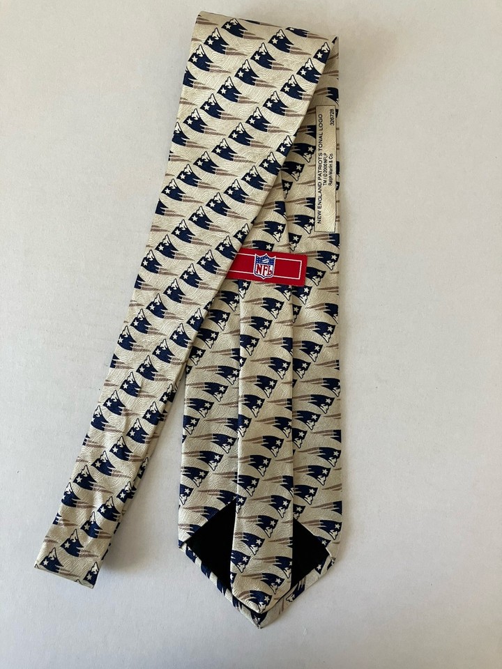 NFL Men's Necktie Tie Silk New England Patriots Tonal Logo Football 57 ...