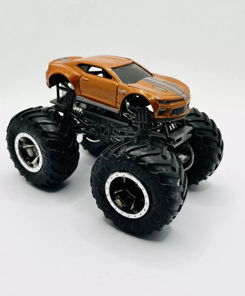 Hot Wheels Monster Jam Podium Crasher Pink & Chevy Camaro 1:64 Monster ...