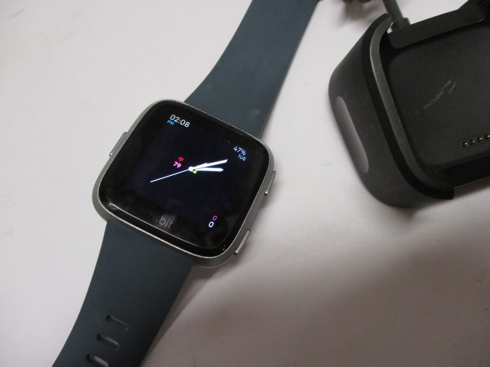 Fitbit Versa Health & Fitness Smart Watch Smartwatch Black w/Charger ...