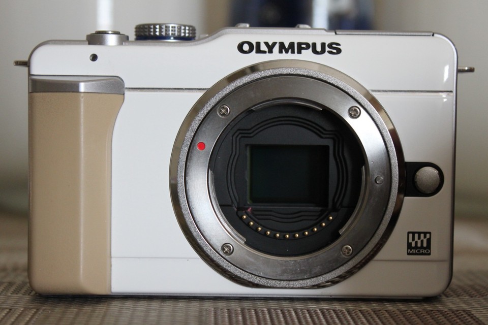 Excellent Olympus E-PL1 12.3MP Digital Camera - White (Body Only) W ...