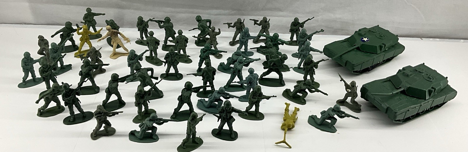 Huge Lot 100+ Plastic Army Men + 2 Tanks | eBay