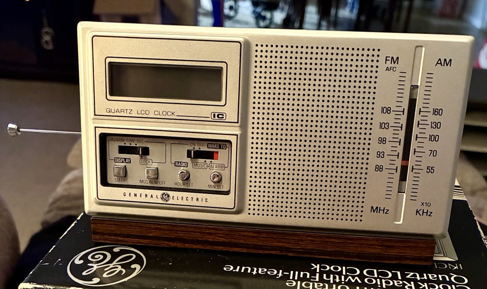 Vintage General Electric GE 7-2100A Portable Clock AM FM Pocket Radio ...