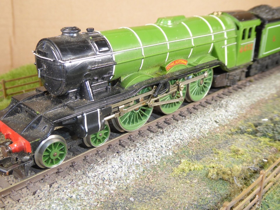 Hornby 00 Gauge LNER Class A3 4-6-2 Steam Loco/Tender 4472 LNER Lined ...