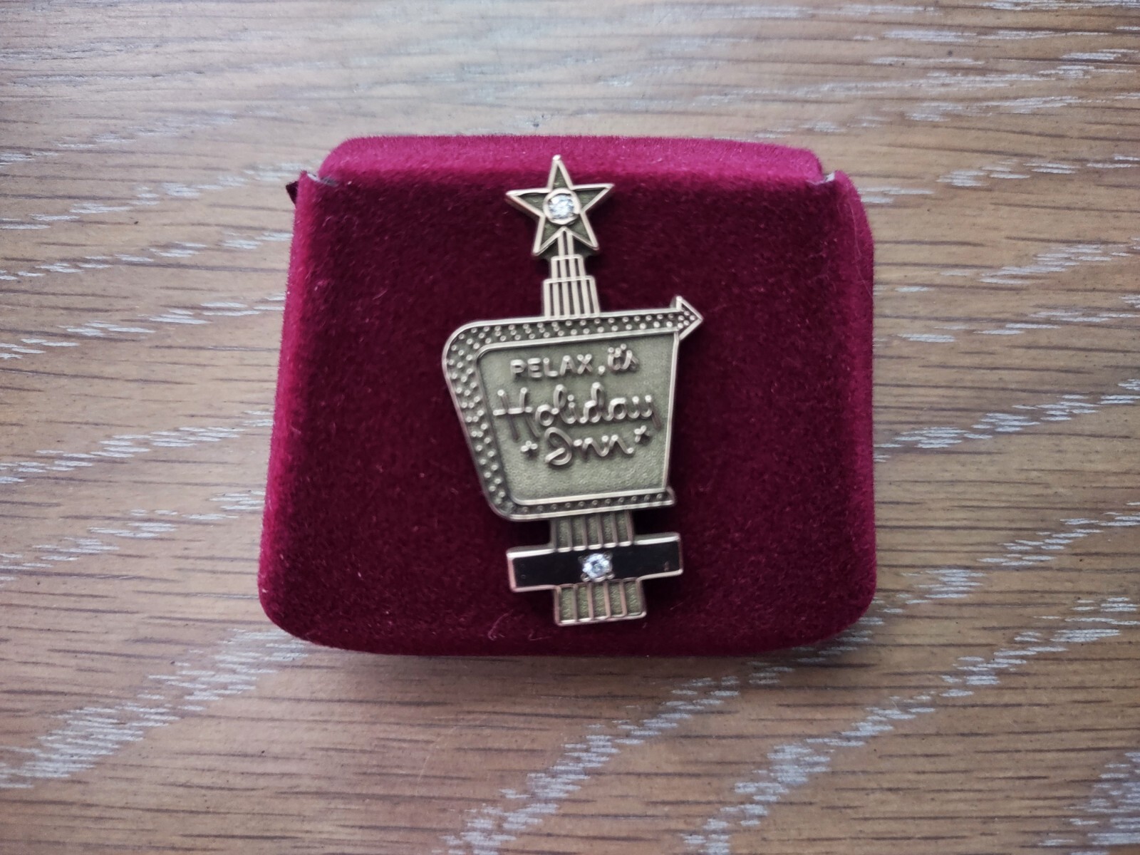 VTG RELAX IT'S HOLIDAY INN - 30YEAR - SERVICE PIN -LOGO 10K W/DIAMONDS ...