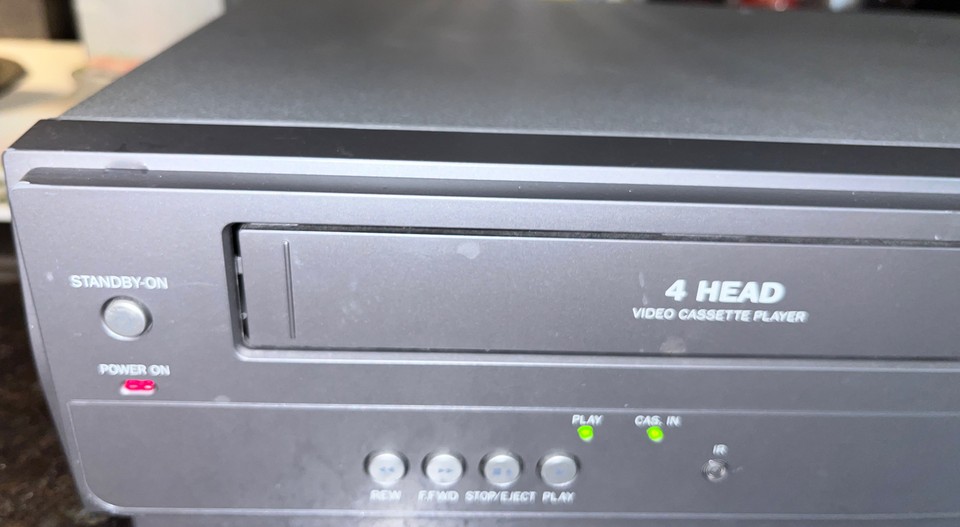 Magnavox VCR DVD VHS Combo Player DV200MW8 With AV Cable (NO REMOTE ...