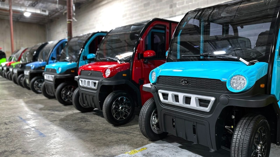 2025 REV X2 Enclosed Golf Cart LSV - Lithium, AC & Heat, Apple CarPlay ...