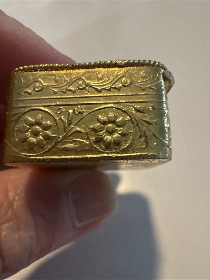 Italian VTG Porcelain Trinket Pill Box 1.25” X 1” Courting Couple | eBay